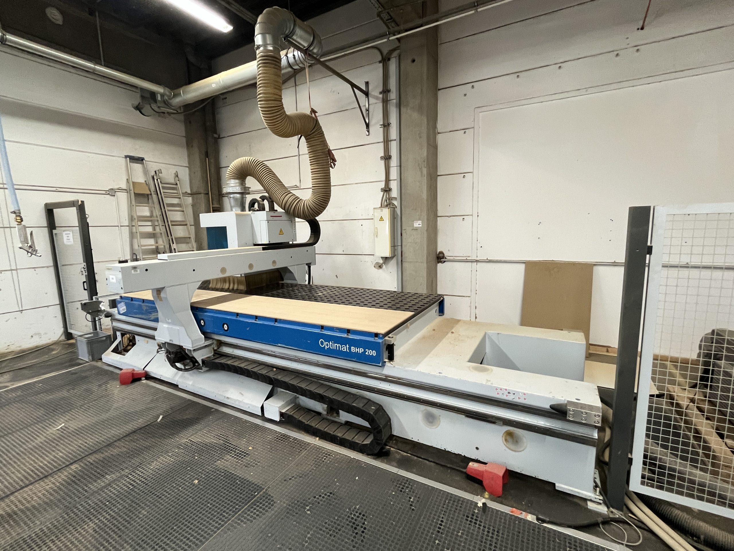 Spectral Audio Möbel GmbH – Kantenbearbeitungsanlage, CNC ...